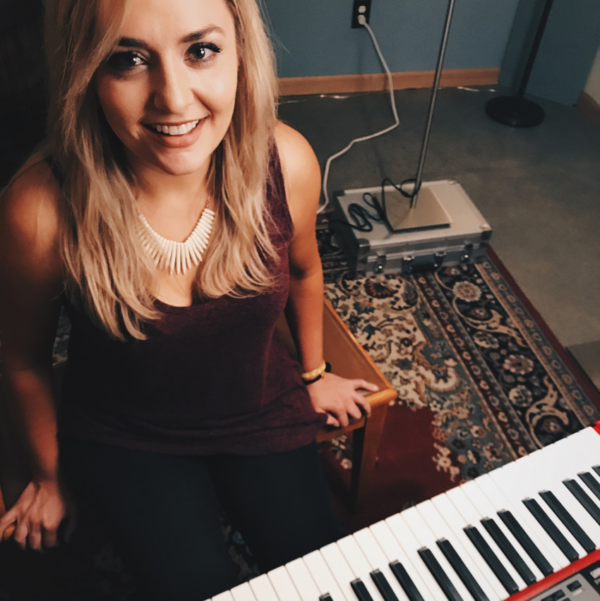 Hire Anna Gilbert - Singing Pianist in Portland, Oregon