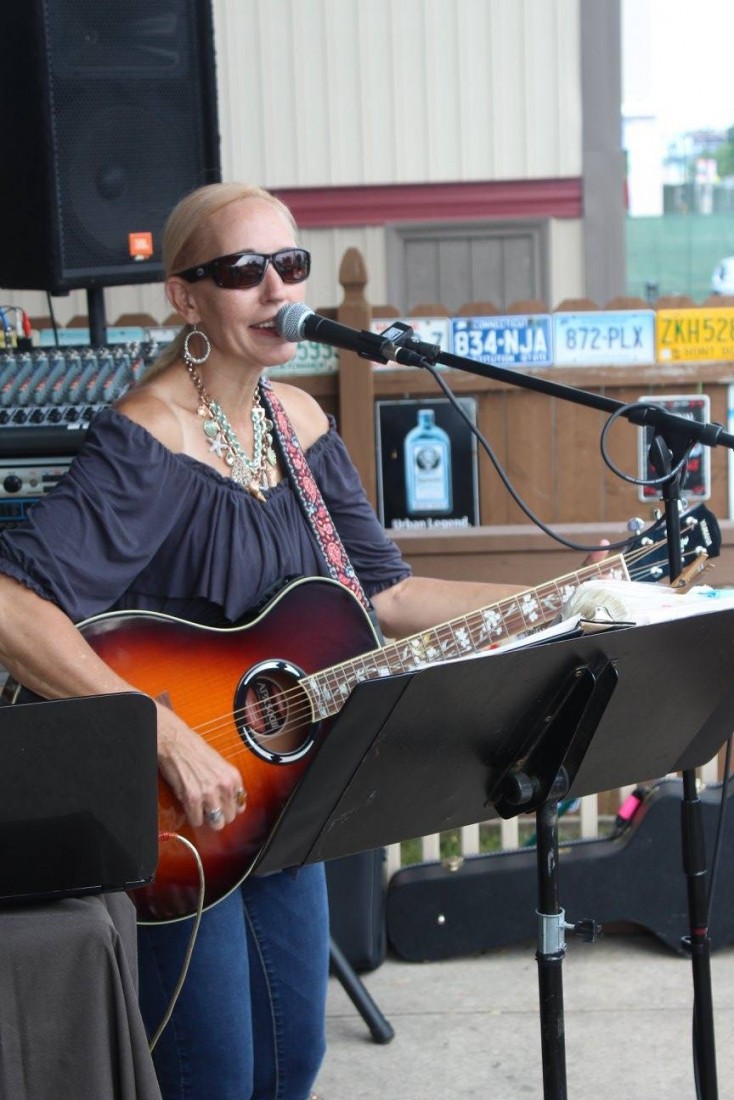 Hire Annie Rhodes Entertainment - One Man Band in Astoria, Oregon