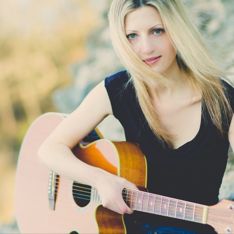 Hire Elizabeth Walters - Singing Guitarist in Cincinnati, Ohio
