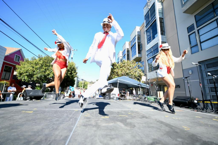 Hire Estrelas do Samba SF - Samba Dancer in Emeryville, California