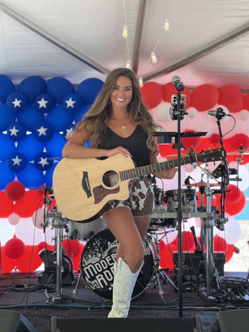 Hire Justine Ewald - Singing Guitarist in Hoffman Estates, Illinois