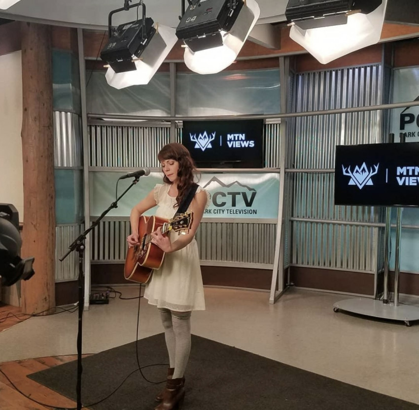 Hire Kelli Moyle - Singing Guitarist in Salt Lake City, Utah