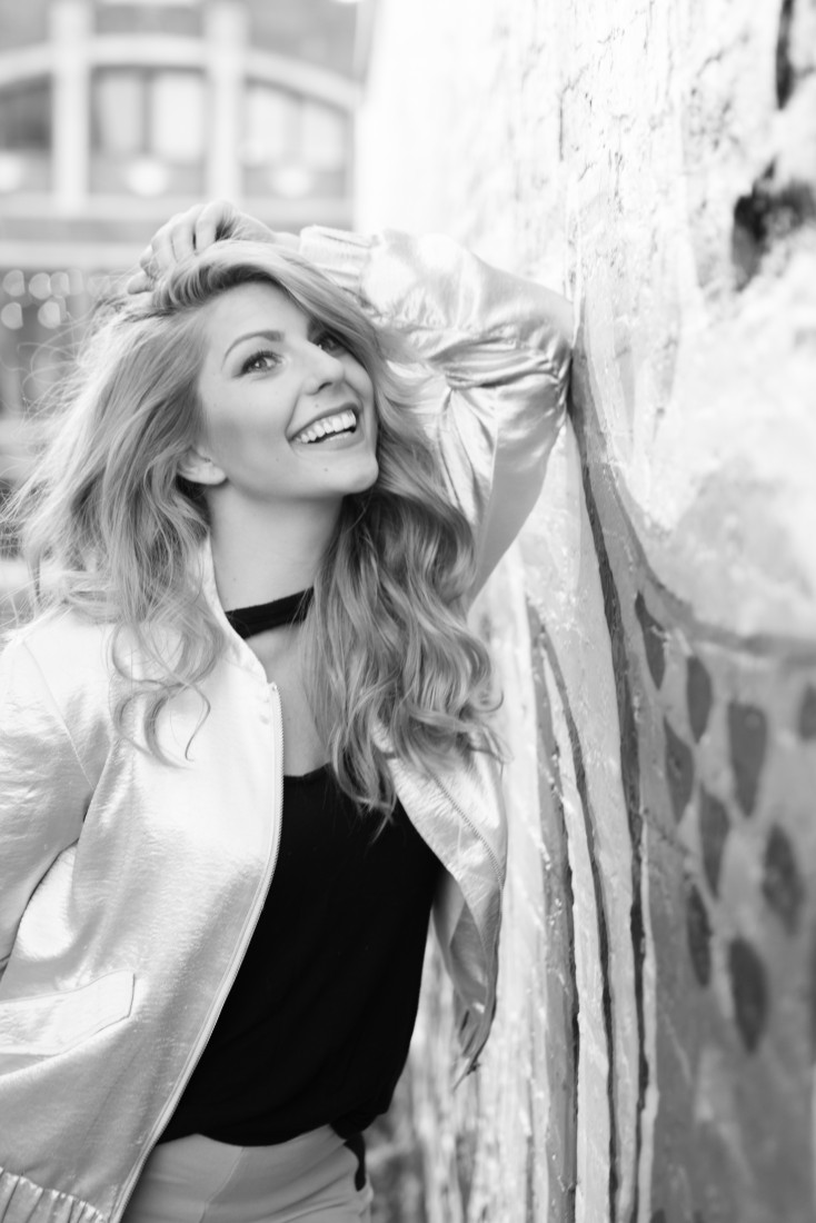 Hire Laura Burke - Singer/Songwriter in Los Angeles, California