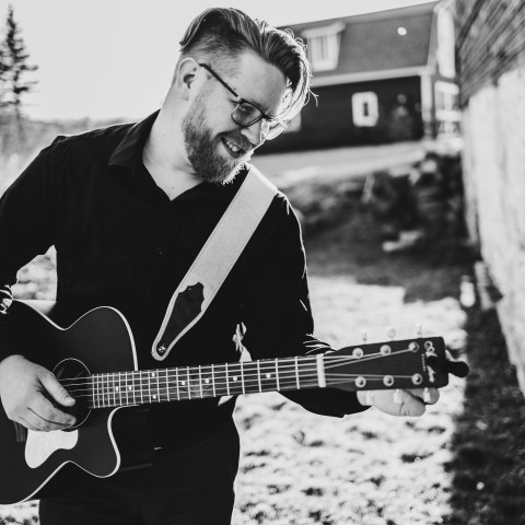 Hire Luke Allan - Singing Guitarist in Wellandport, Ontario