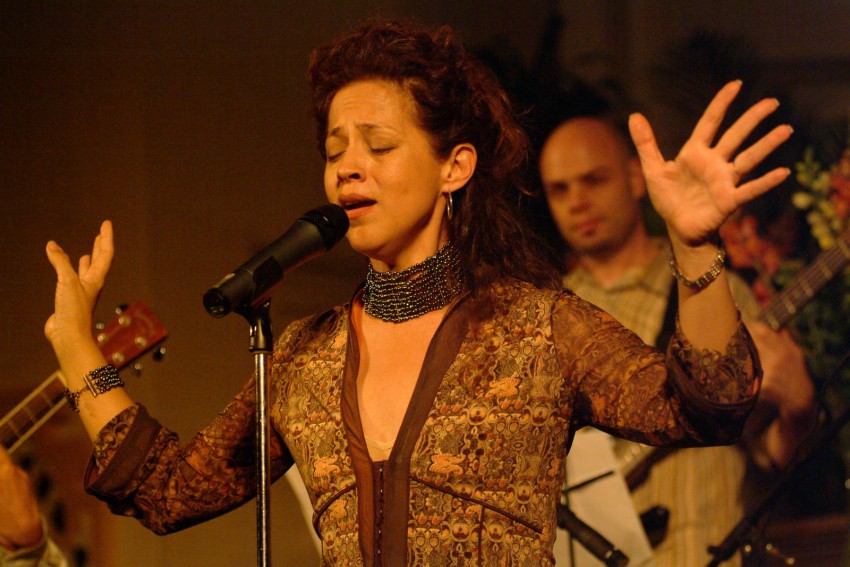 Hire Perla Batalla - Pop Singer in Los Angeles, California