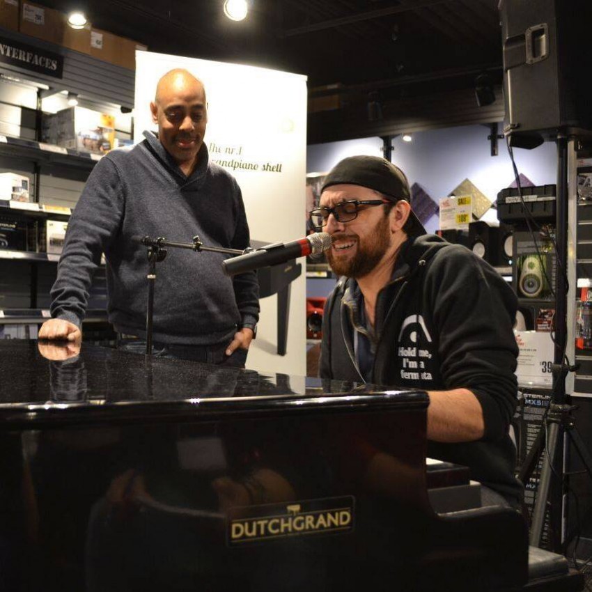 Hire Piano Bar Entertainer - Singing Pianist in Indianapolis, Indiana