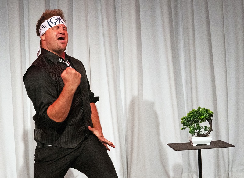 Hire Portland Magician - Aaron J. Smith - Magician in Portland, Oregon