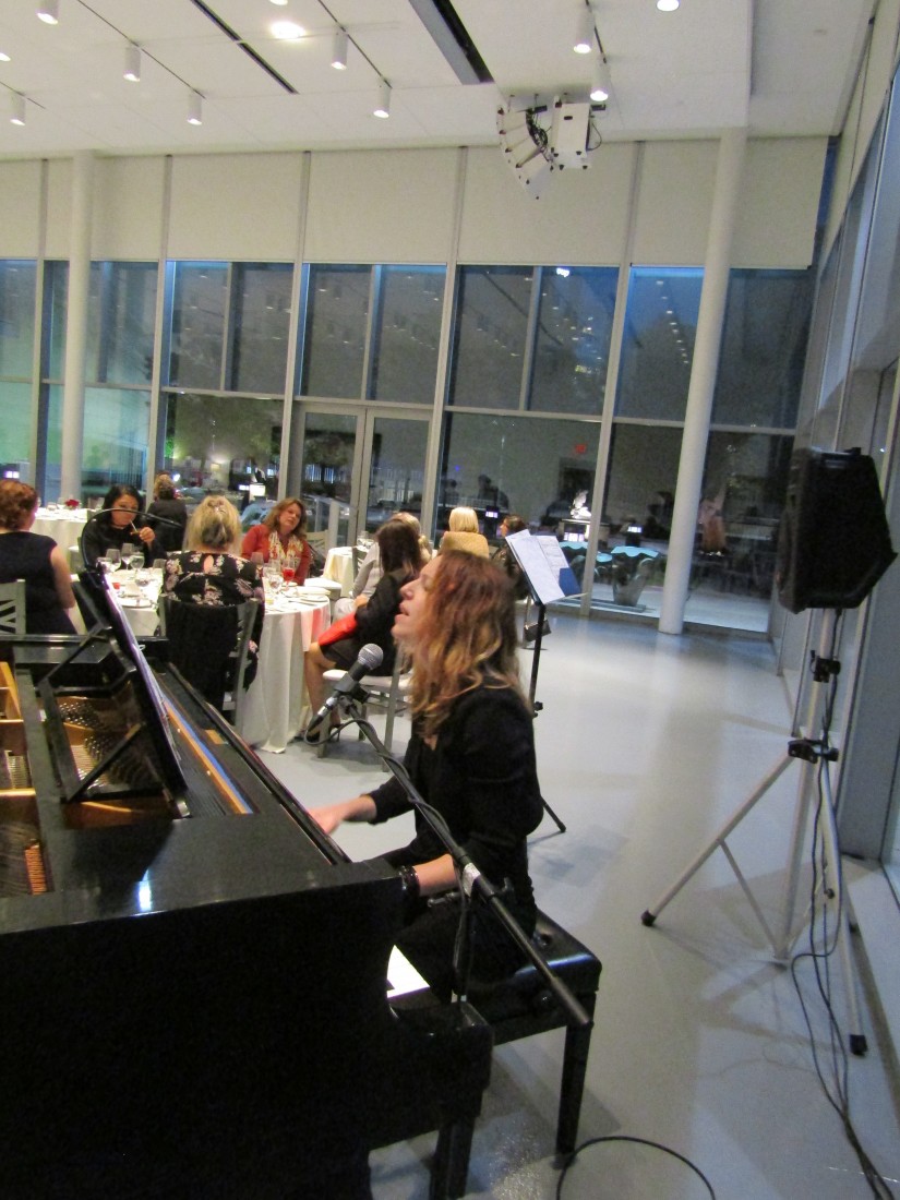 Hire Renee Cross - Singing Pianist in Guelph, Ontario