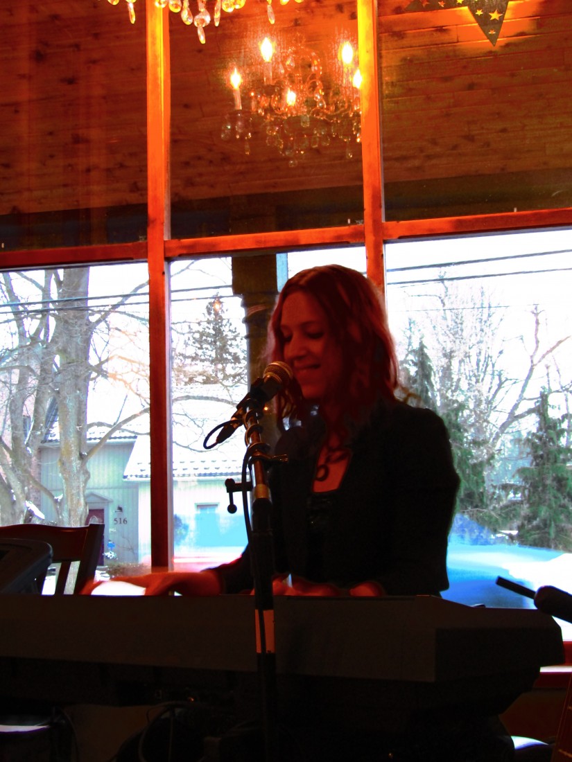 Hire Renee Cross - Singing Pianist in Guelph, Ontario