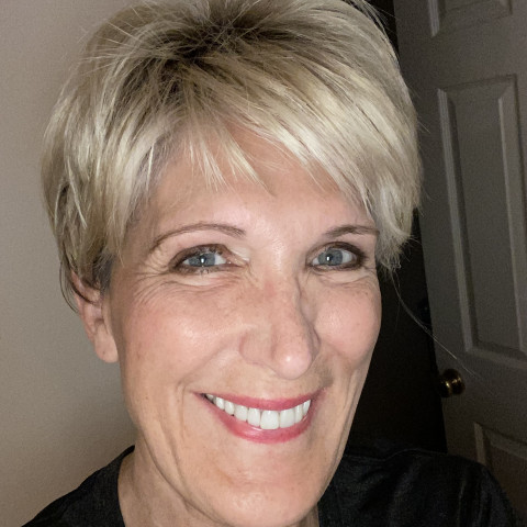 Hire Sally Edwards - Corporate Comedian in St Louis, Missouri