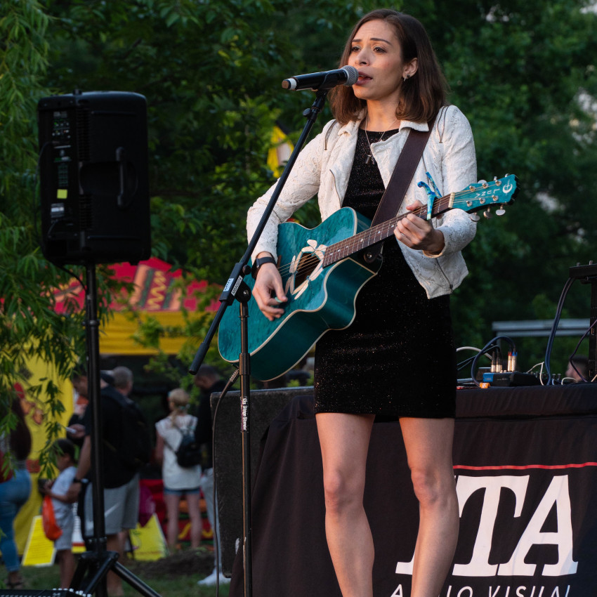 Hire Sarah Lightman - Singing Guitarist in Nashville, Tennessee