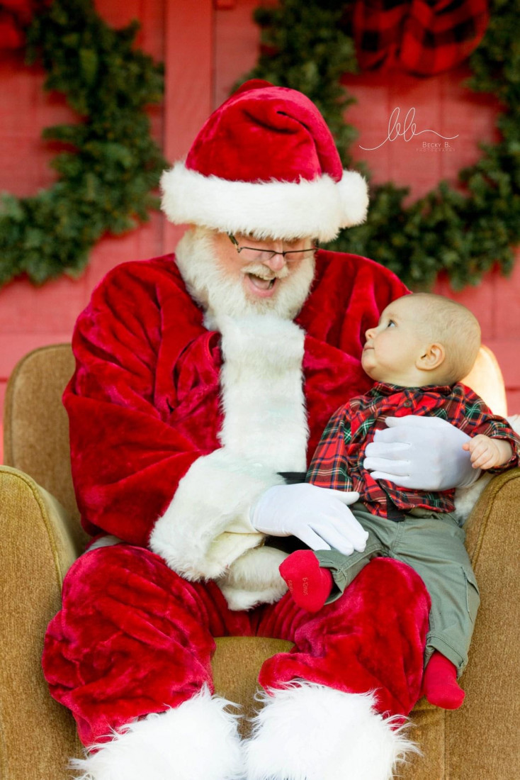 Hire Suitcase Santa - Santa Claus in Linden, Tennessee